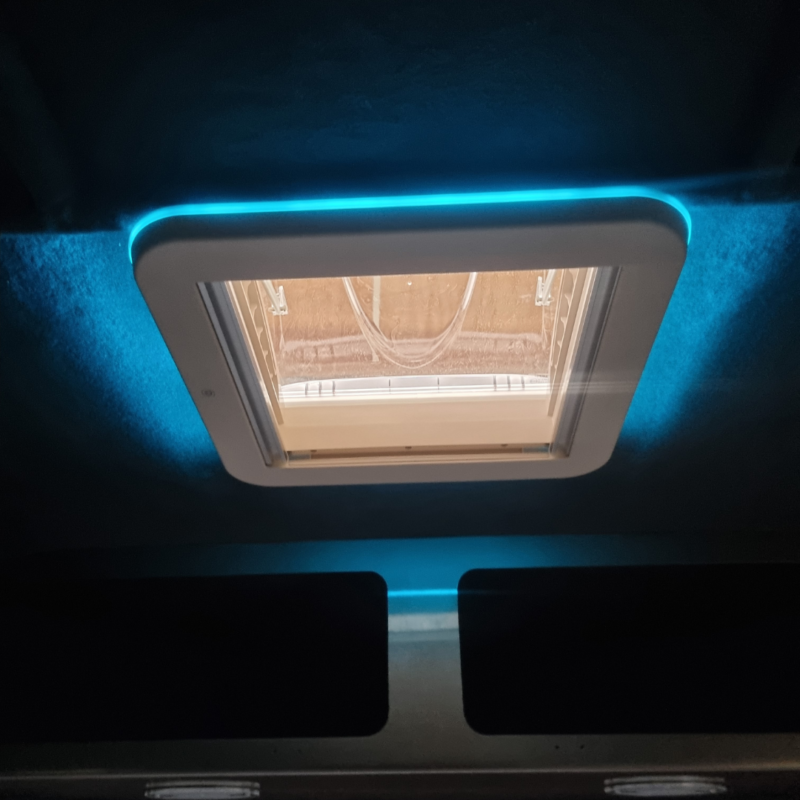 DRV Roof Vent/Skylight – 400 x 400 (crystal) | Discount RV Parts