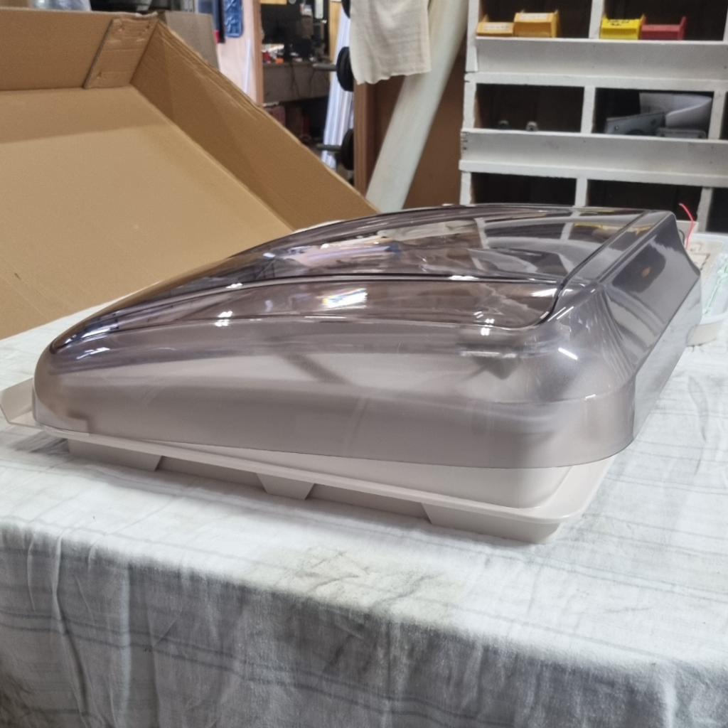 DRV Roof Vent/Skylight – 400 x 400 (crystal) | Discount RV Parts